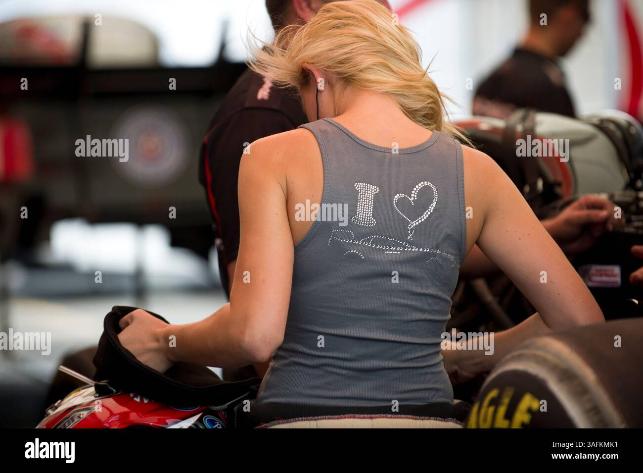 02 juin 2012 : pilote automobile drôle Courtney Force après avoir fait ...