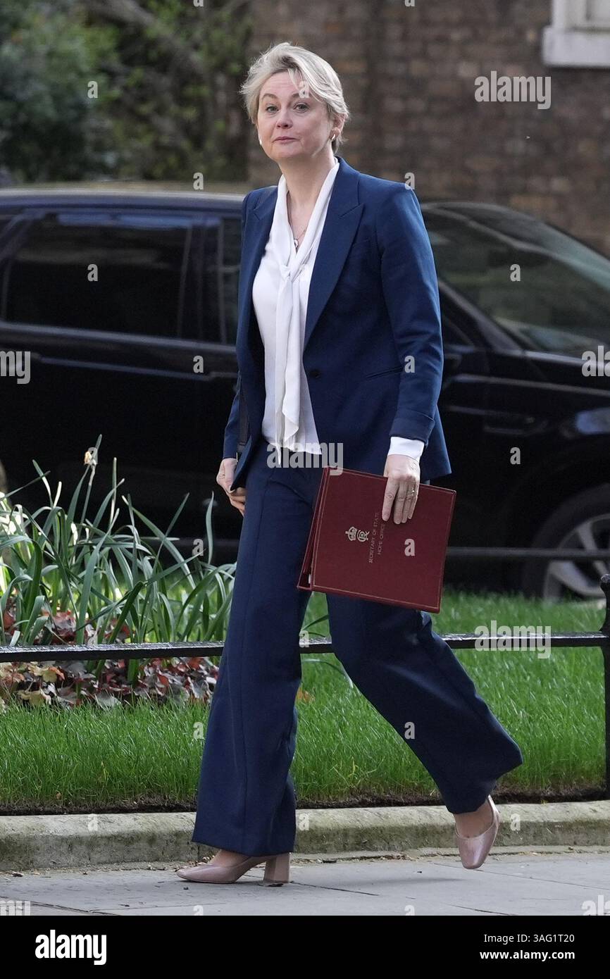 La secrétaire d'État à l'intérieur Yvette Cooper arrive à Downing ...