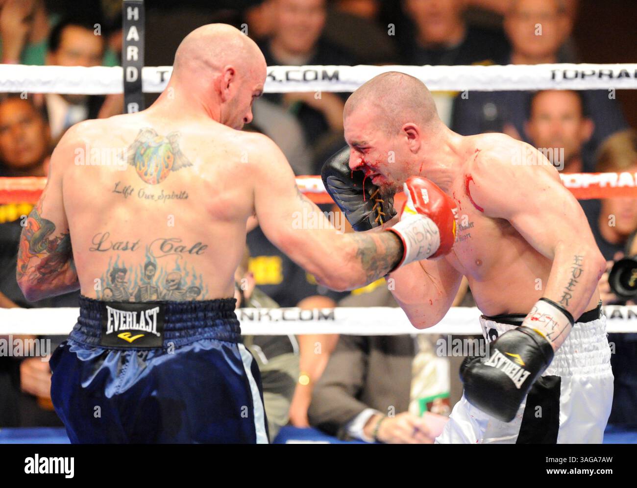 2012 juin 08 : Kelly Pavlik (malles bleues) jette un coup de poing sur ...