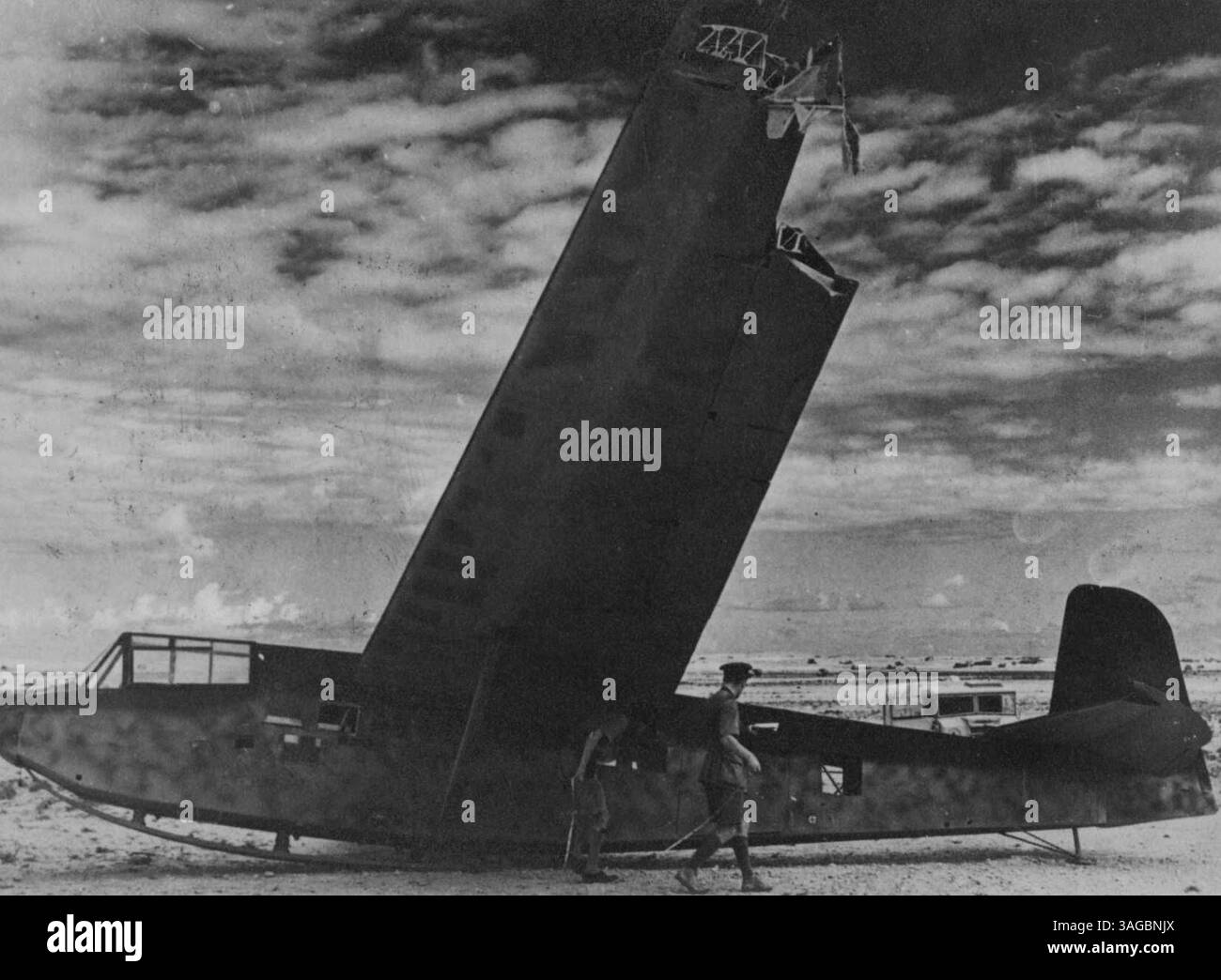 Enemy transport and Equipment Wrecked in Western Desert - Un planeur ...