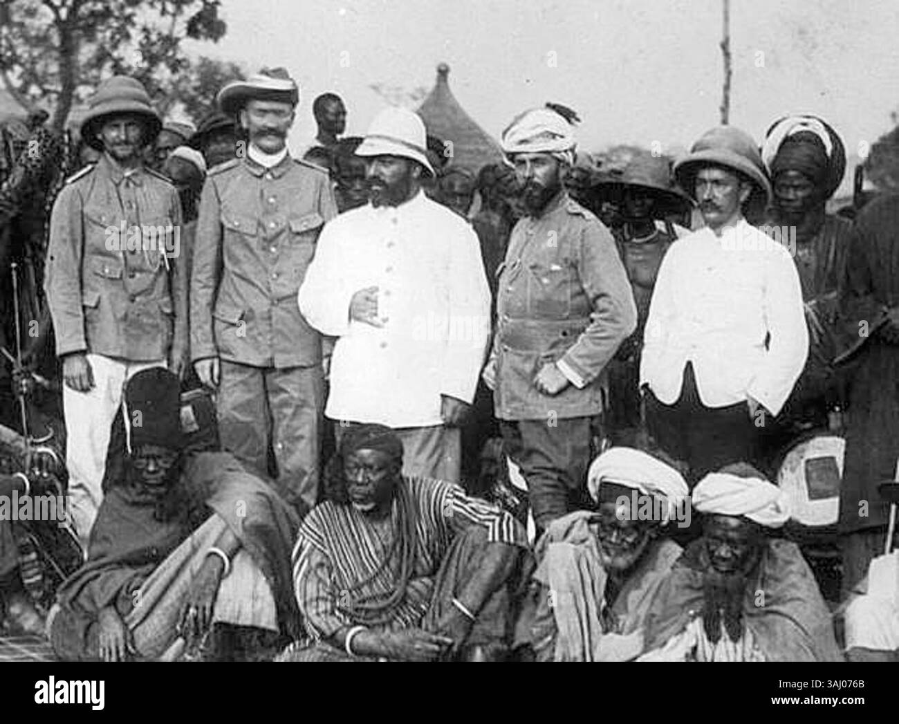Le travail de Johann Emonts datant d'avant 1899 présente cinq officiers ...