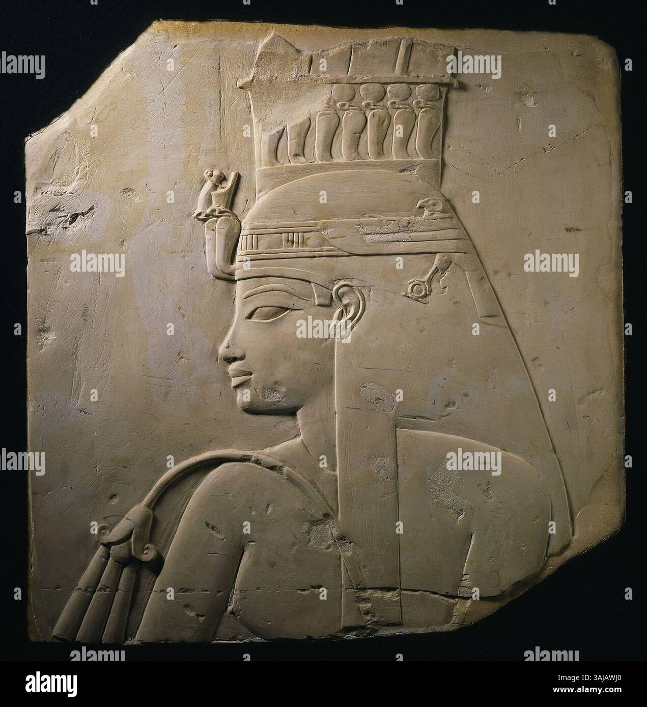 Sculpture en bas relief représentant la reine Tiye, épouse d'Amenhotep ...