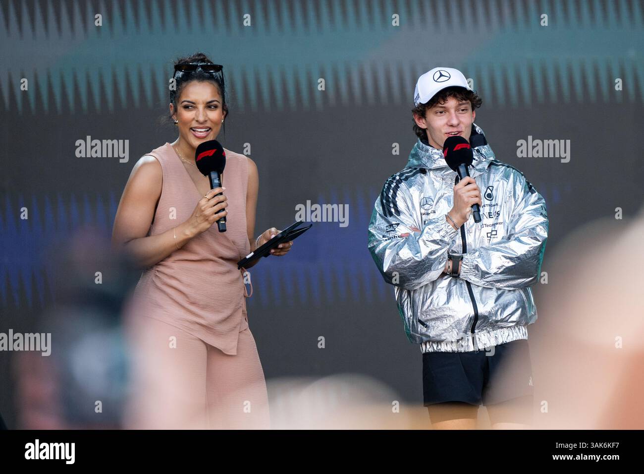 Ariana Bravo (F1 Moderatorin) mit Andrea Kimi Antonelli (Mercedes-AMG ...