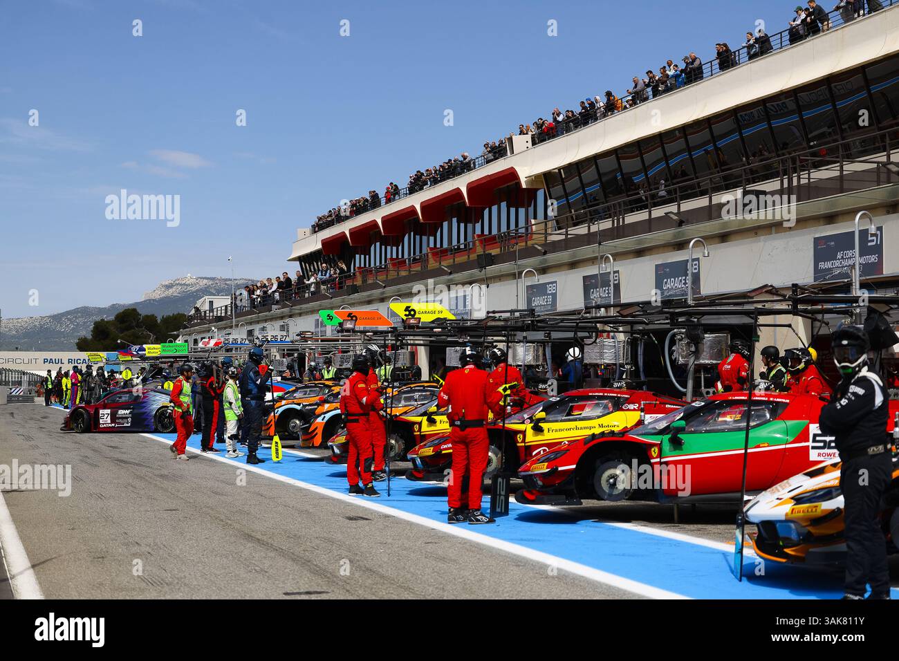 Stand, pitlane pendant les 6 heures de Paul Ricard 2025, 1er tour de la ...
