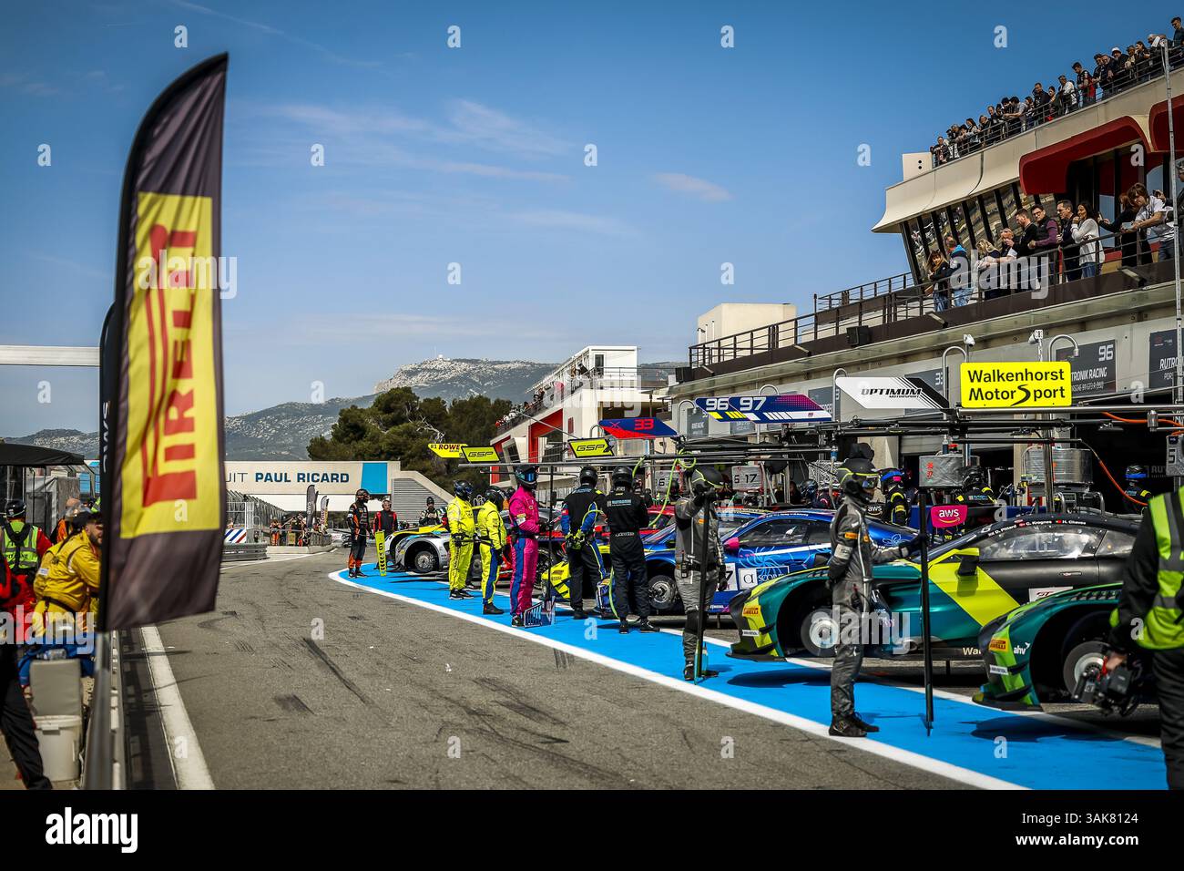 Stand, pitlane pendant les 6 heures de Paul Ricard 2025, 1er tour de la ...