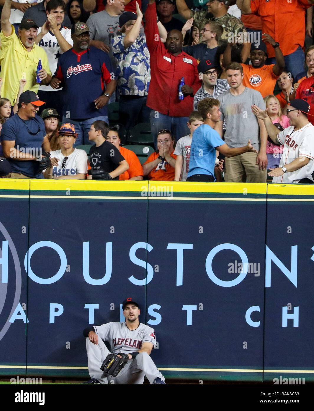19 mai 2017 : Lonnie Chisenhall (8), le bon terrain des Cleveland ...