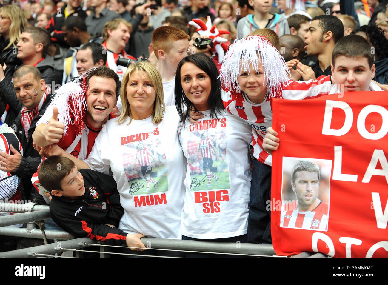 La famille de Rickie Lambert avec sa mère Maureen et sa sœur Melanie ...