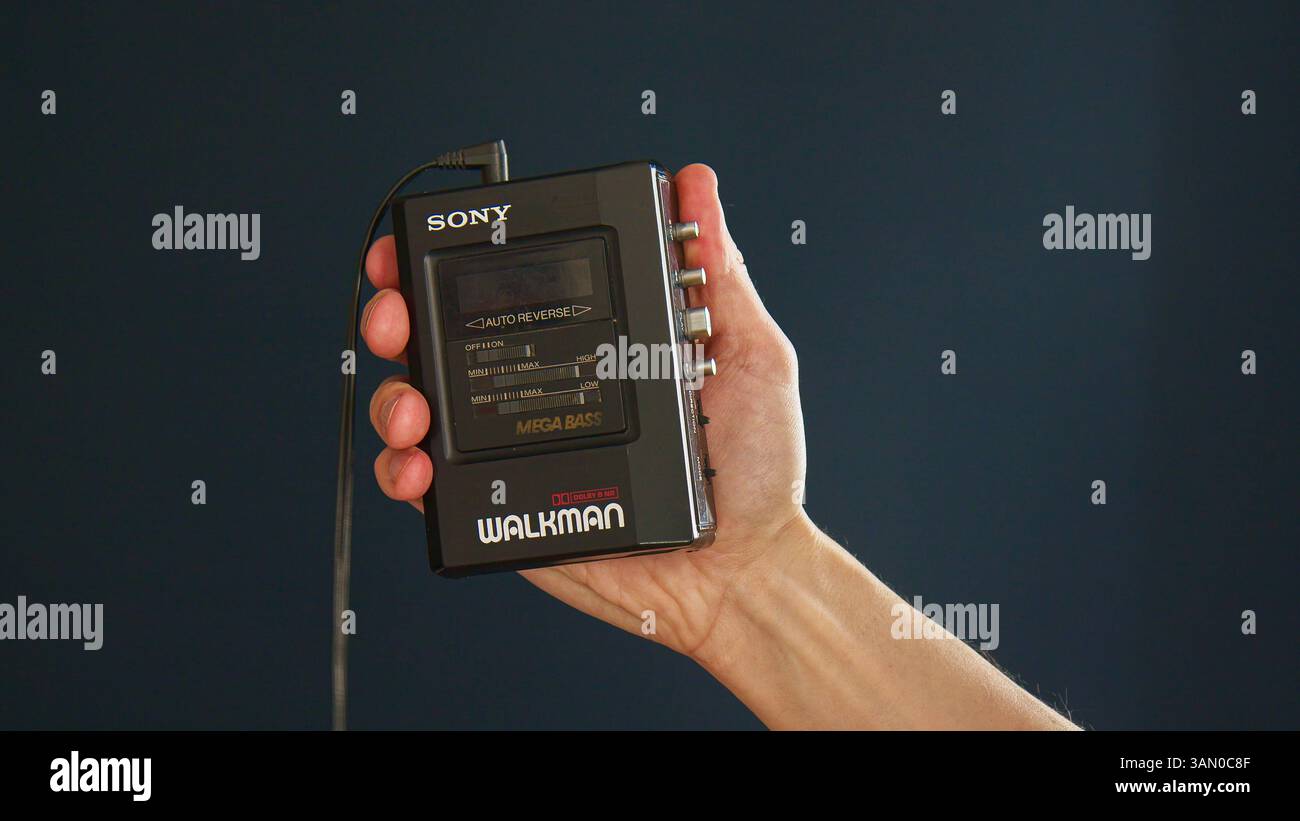 Main tenant le WALKMAN ® vintage. Sony WALKMAN WM-B47 était un lecteur ...