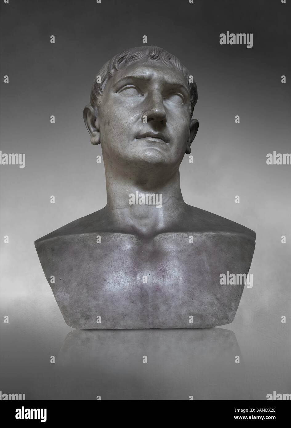 Buste portrait romain de l'empereur Trajan probablement fait après sa ...