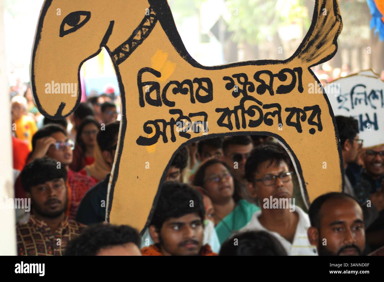 Vers 9h00, la Faculté des Beaux-Arts de l'Université de Dhaka a ...