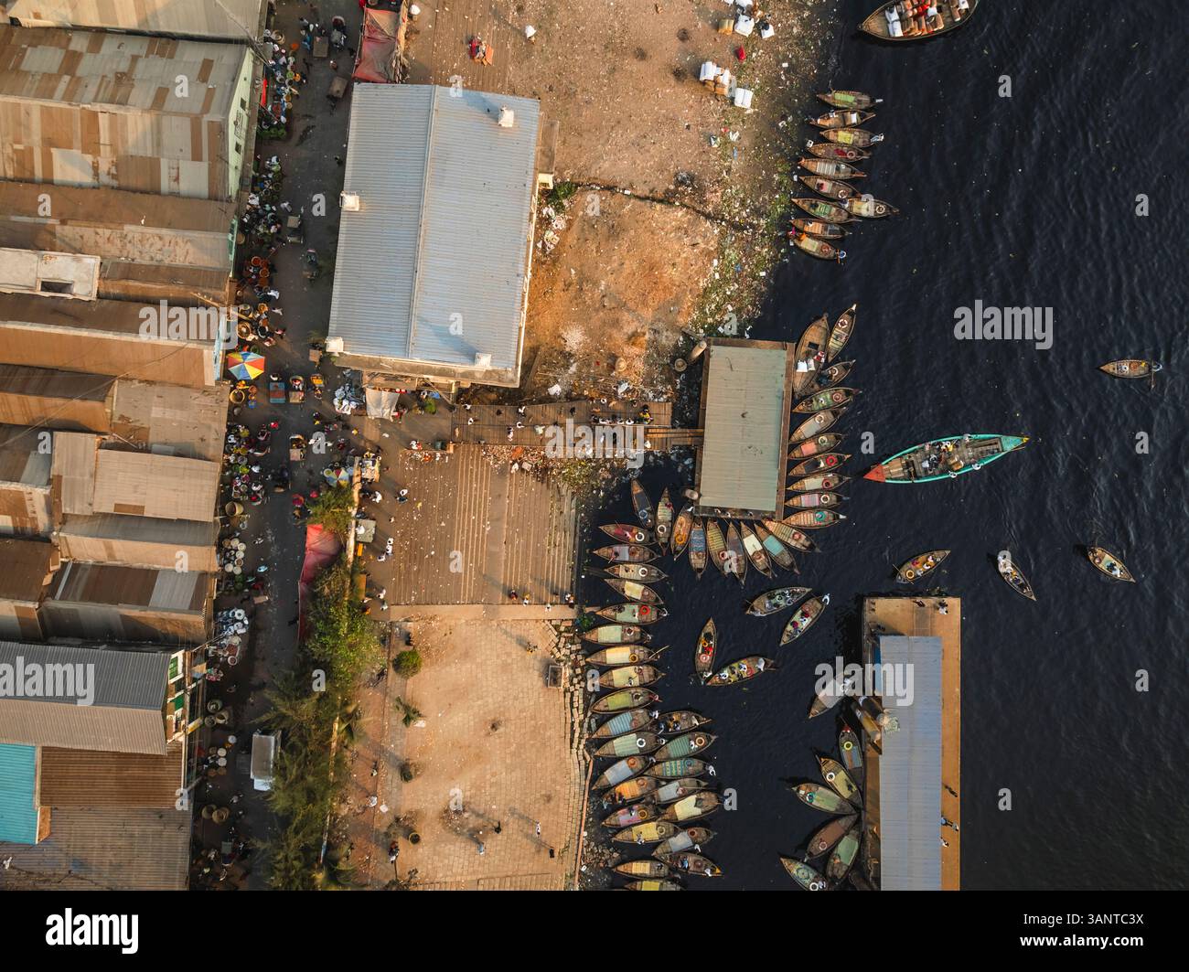 Vue aérienne de l'animation de Sadar Ghat avec des bateaux dynamiques ...