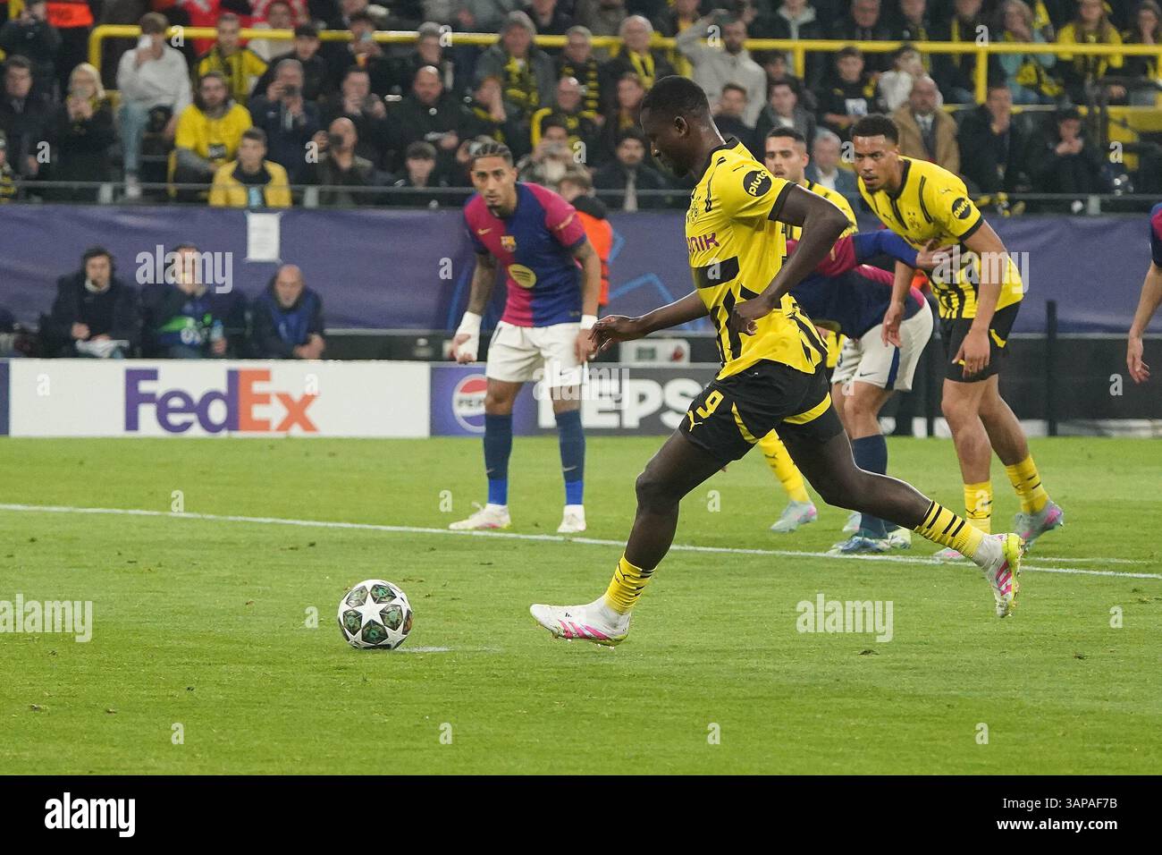 Fussball, UEFA Champions League 2024/2025, Borussia Dortmund vs FC Barcelona 15.04.2025, signal ...