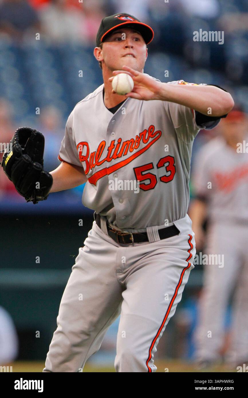 04 août 2011 : Zach Britton #53 de Baltimore lance la balle pour tenter ...