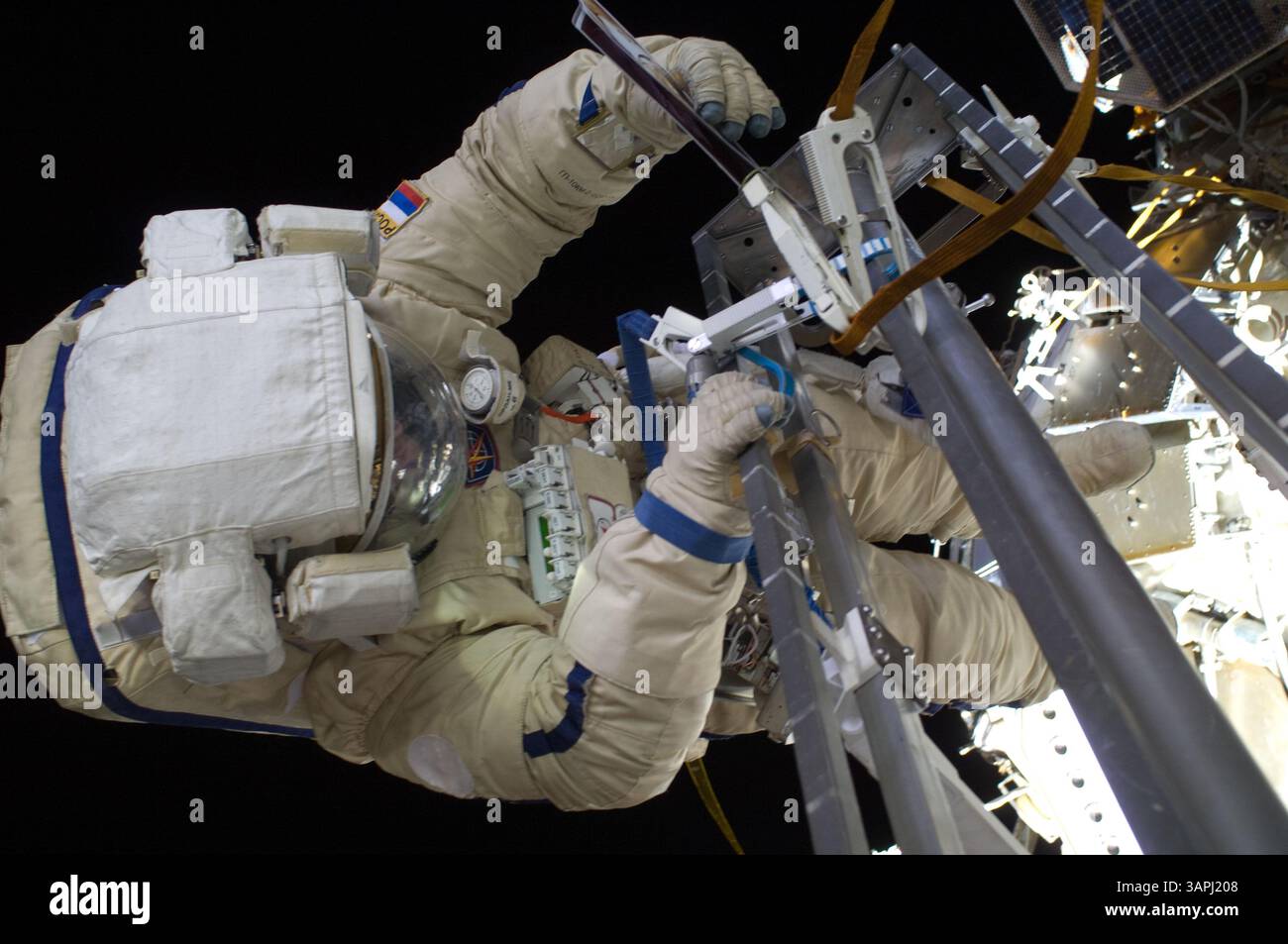 03 août 2011 - ISS, orbite terrestre basse - les cosmonautes SERGEI ...