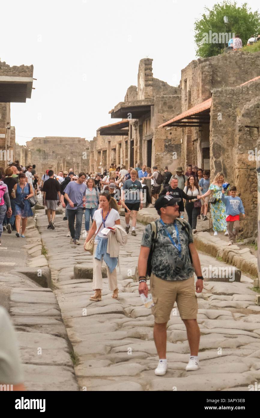 Les touristes visitent le site archéologique de Pompéi, qui en 2024 a ...