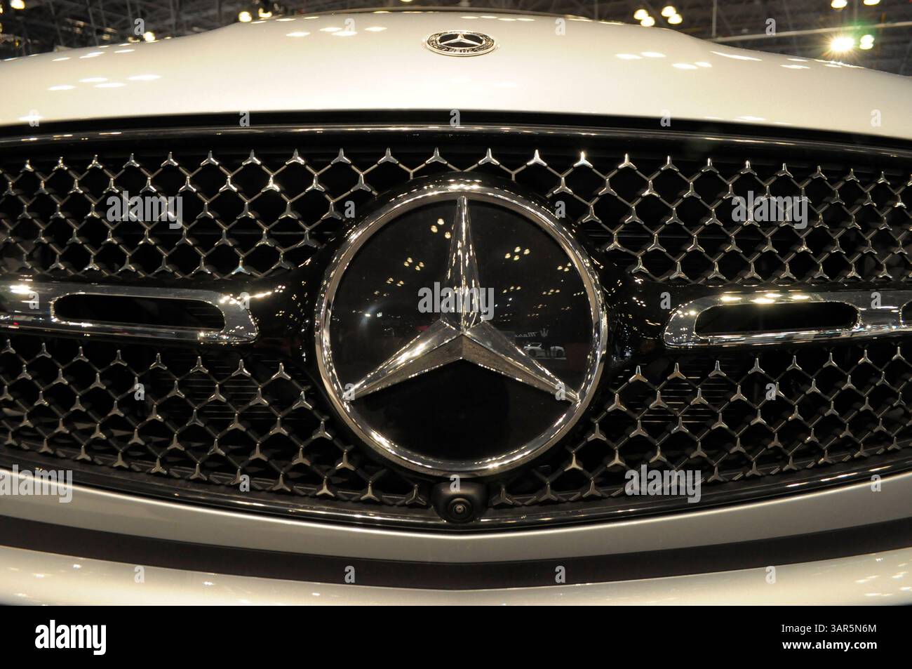 Un logo Mercedes-Benz vu sur un véhicule Mercedes-Benz GLC 300 4MATIC ...