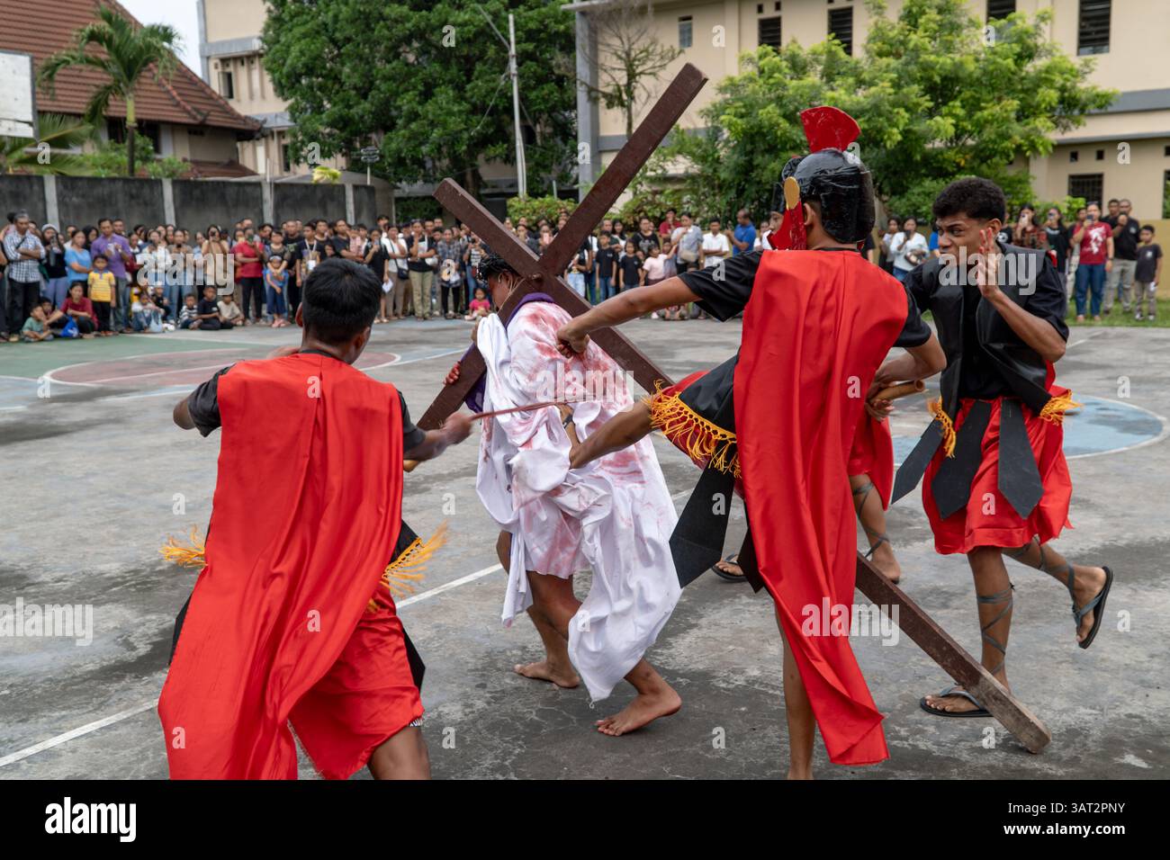 Badung, Indonésie. 18 avril 2025. Scènes représentant Jésus de Nazareth ...