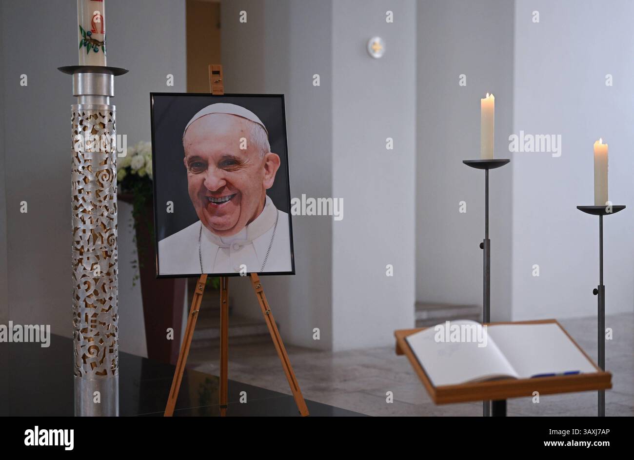 Rottenburg 21.04.2025 Ein Bild Papst Franziskus I. Steht im ...