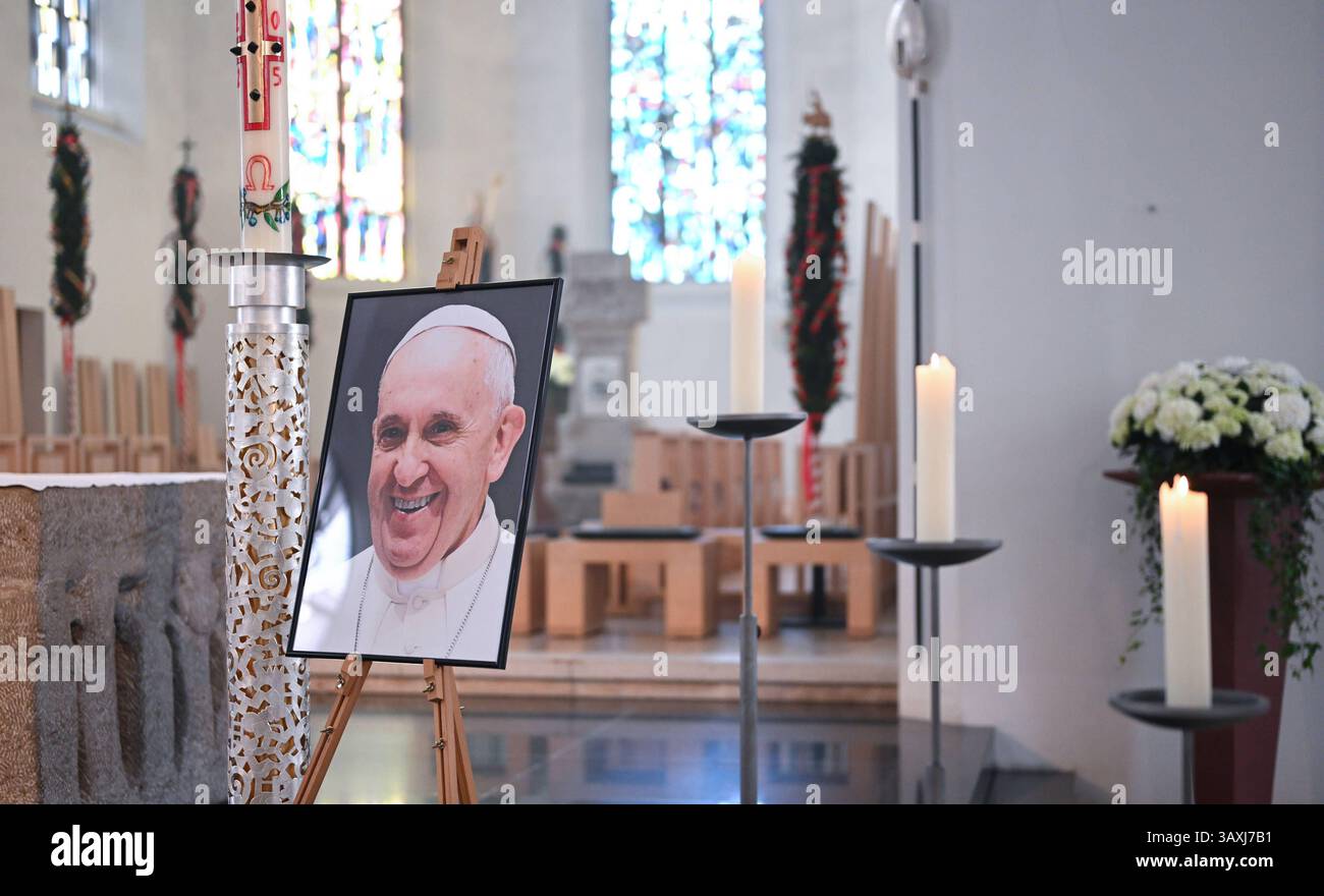 Rottenburg 21.04.2025 Ein Bild Papst Franziskus I. Steht im ...