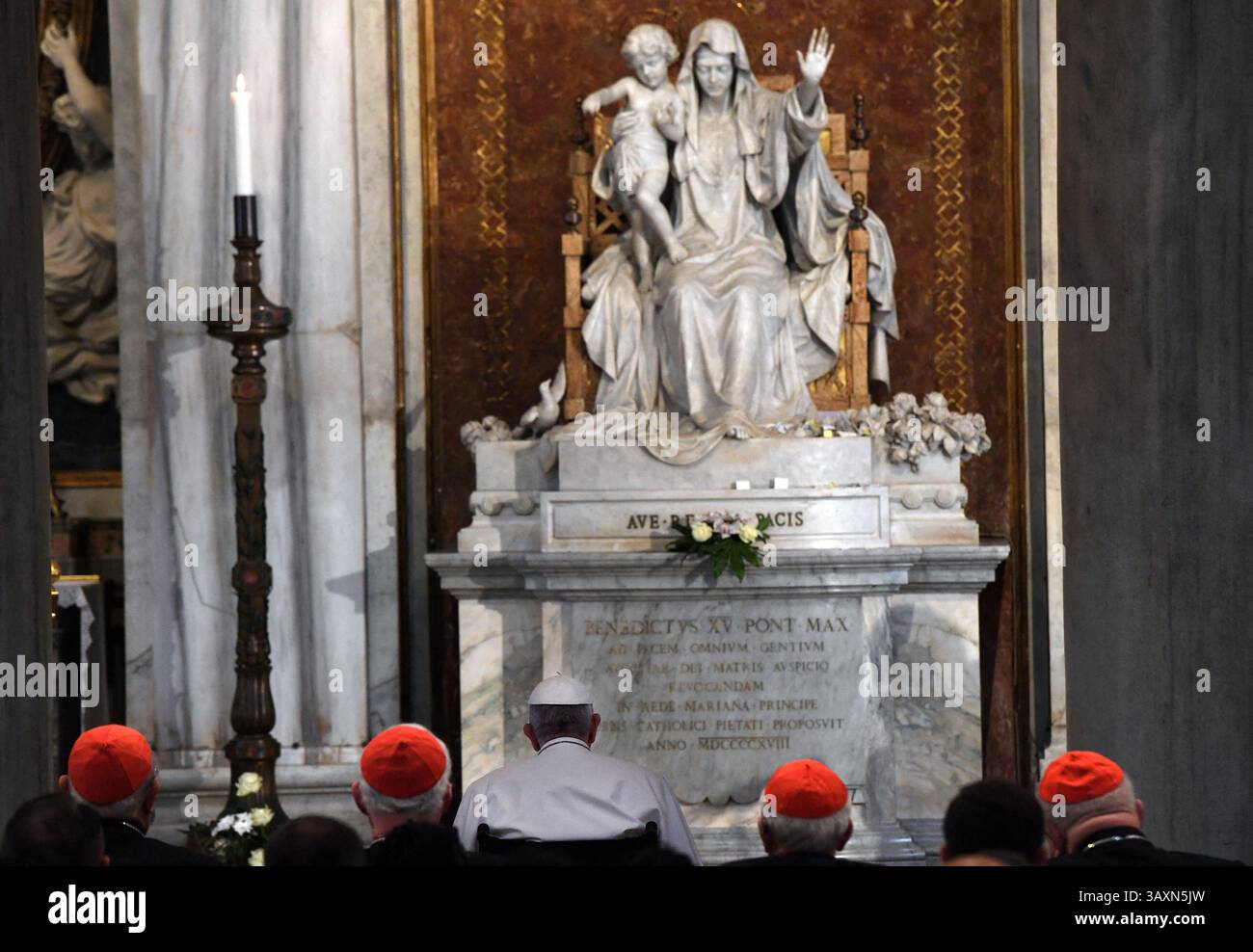 Photo - le Pape François (C) prie devant la statue de Regina Maria ...