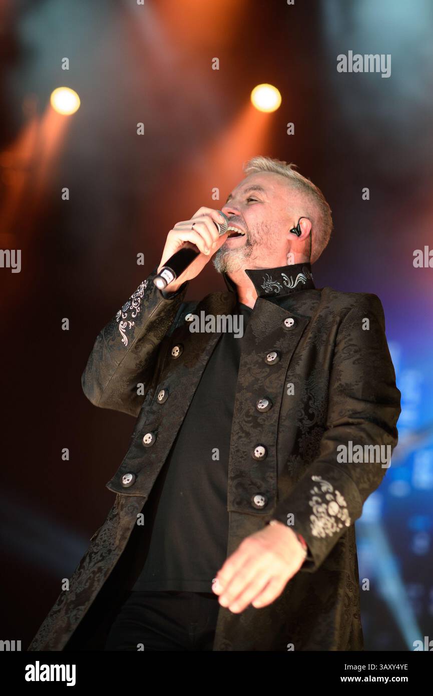 Le chanteur Miguel Angel Franco du groupe Saurom se produit lors du ...