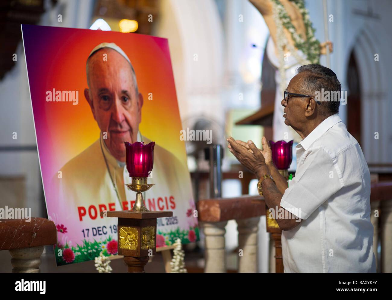 Réactions à la mort du pape François à Chennai, en Inde un homme âgé ...