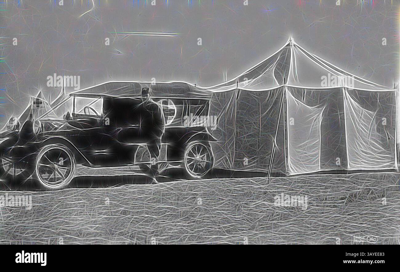 Une voiture vintage garée à côté d'une grande tente, avec une personne ...