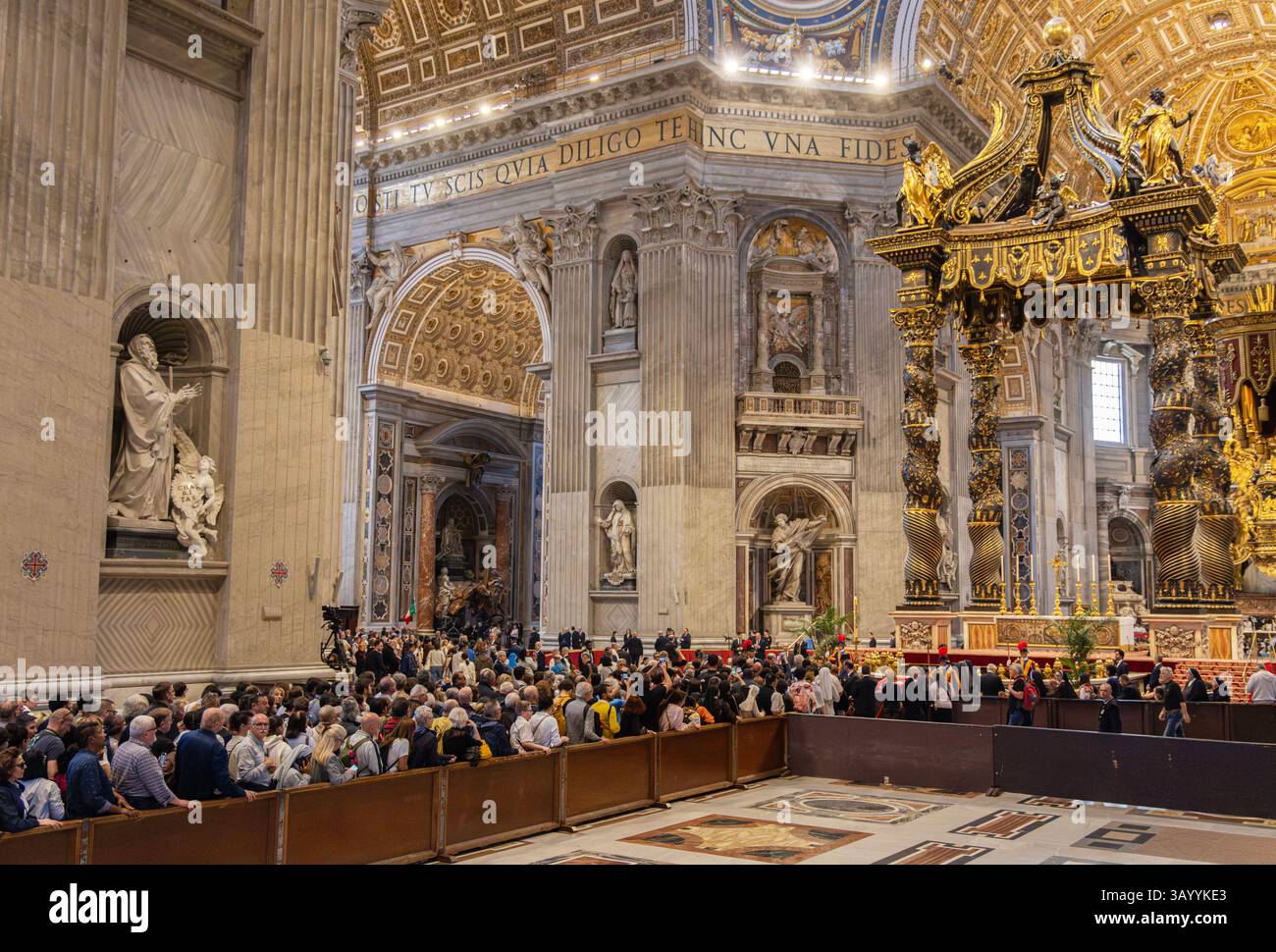 Les suites de la mort du pape François au Vatican les gens attendent en ...
