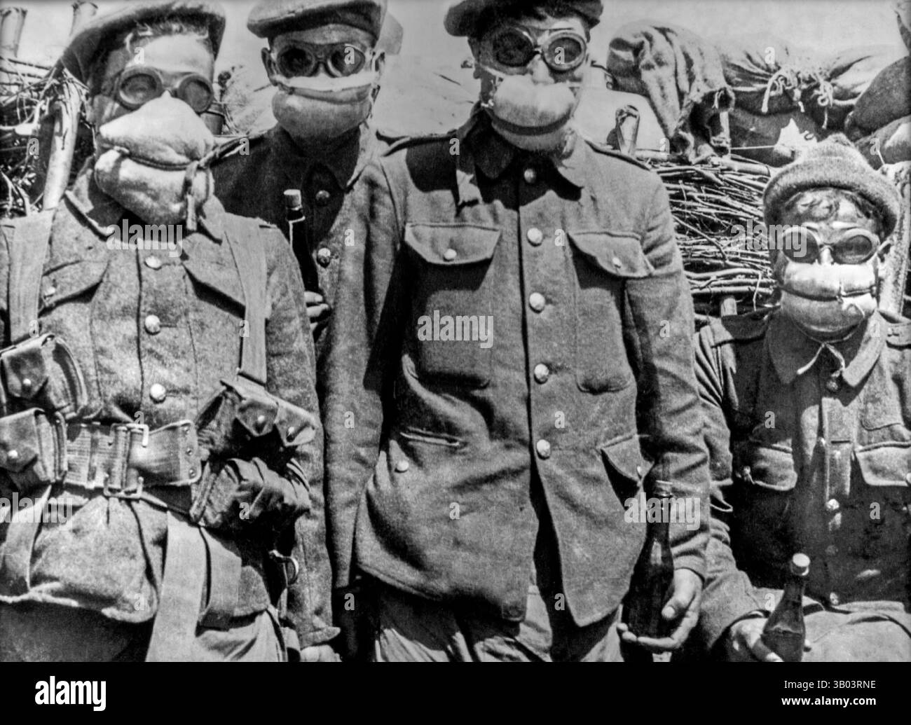 Soldats britanniques de la première Guerre mondiale portant des masques ...