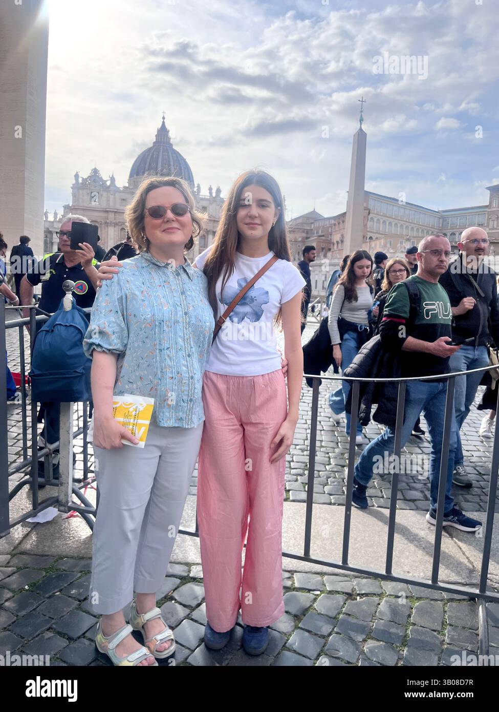 Marguerite O'Leary et sa fille Ellen font la queue pour voir les restes ...