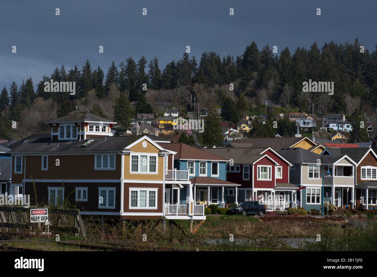 ASTORIA, OREGON, États-Unis - 12 avril 2025 : un groupe de maisons ...