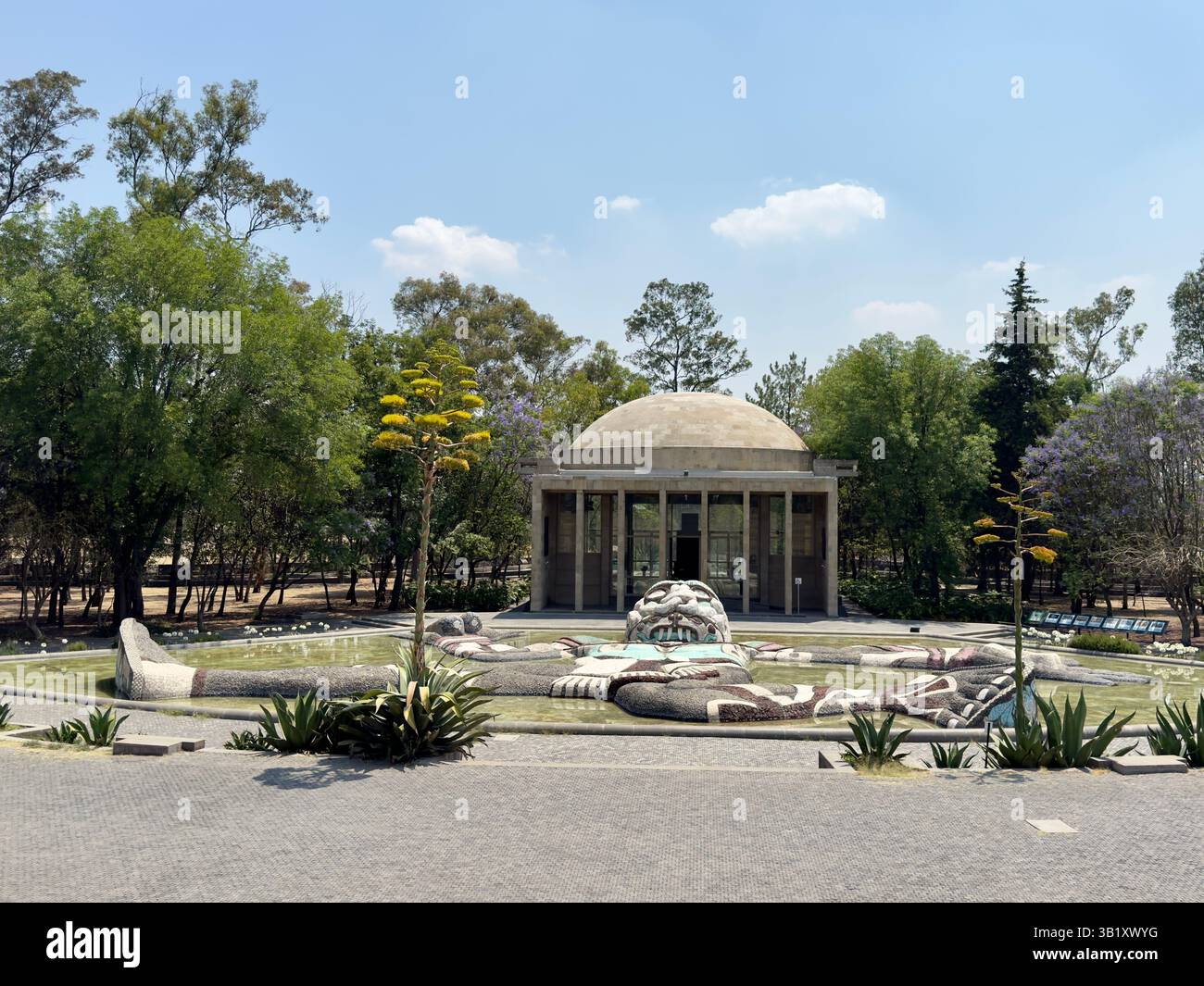 El Fuente de Tláloc devant le petit musée El Cárcamo de Dolores, cette ...
