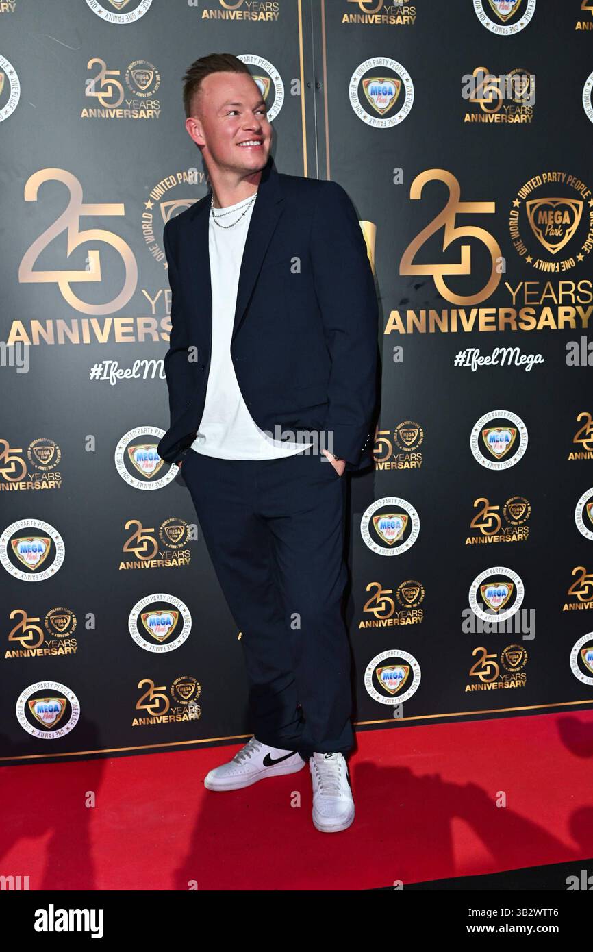 Bild zeigt : Der Sänger Julian Benz auf dem Roten Teppich zum Megapark ...