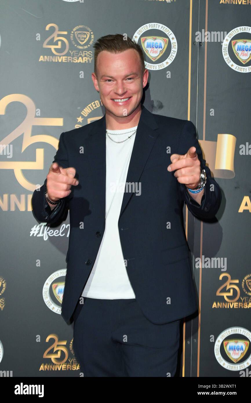 Bild zeigt : Der Sänger Julian Benz auf dem Roten Teppich zum Megapark ...