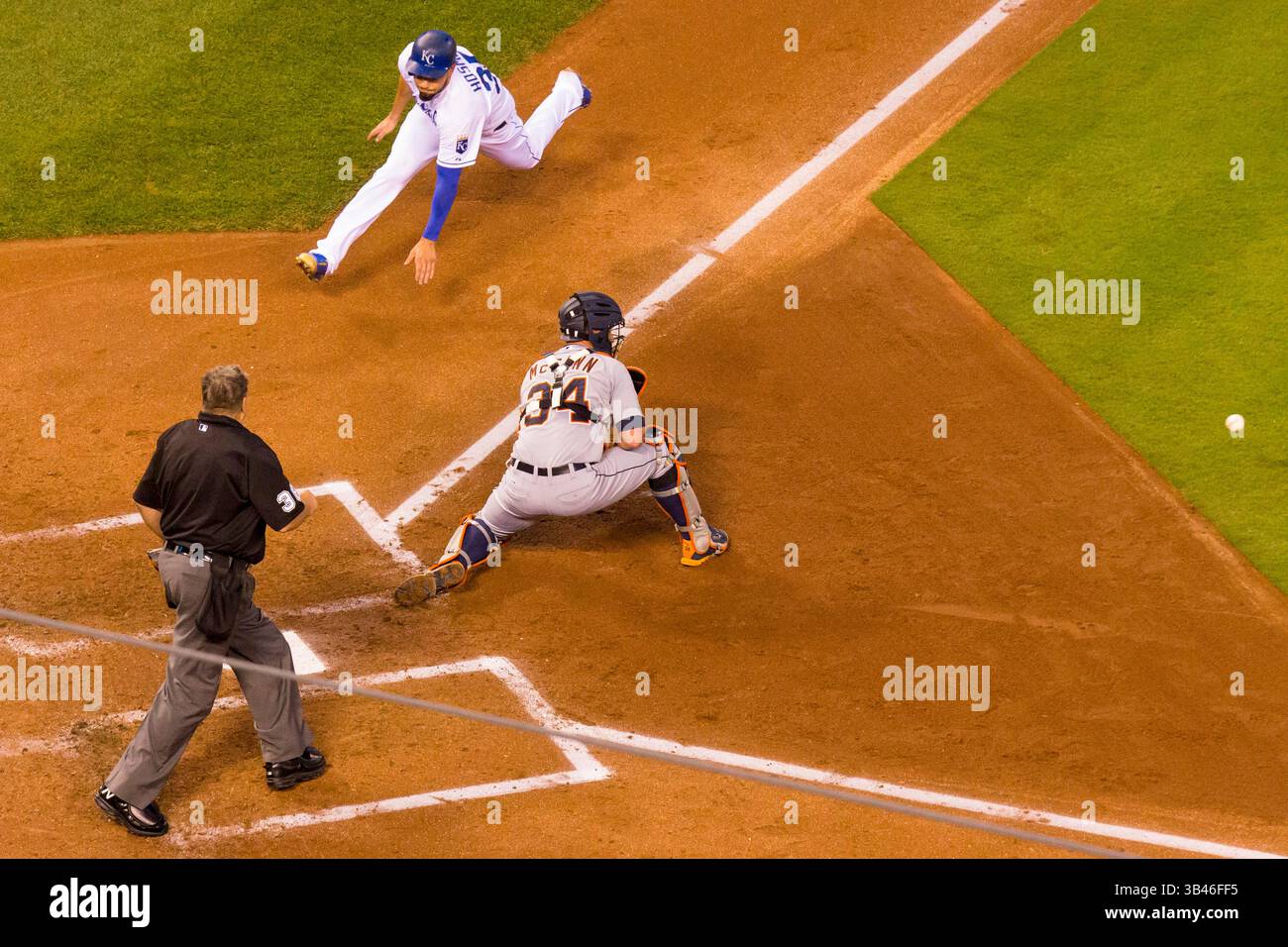 01 septembre 2015 : Eric Hosmer #35 des Royals de Kansas City glisse en ...