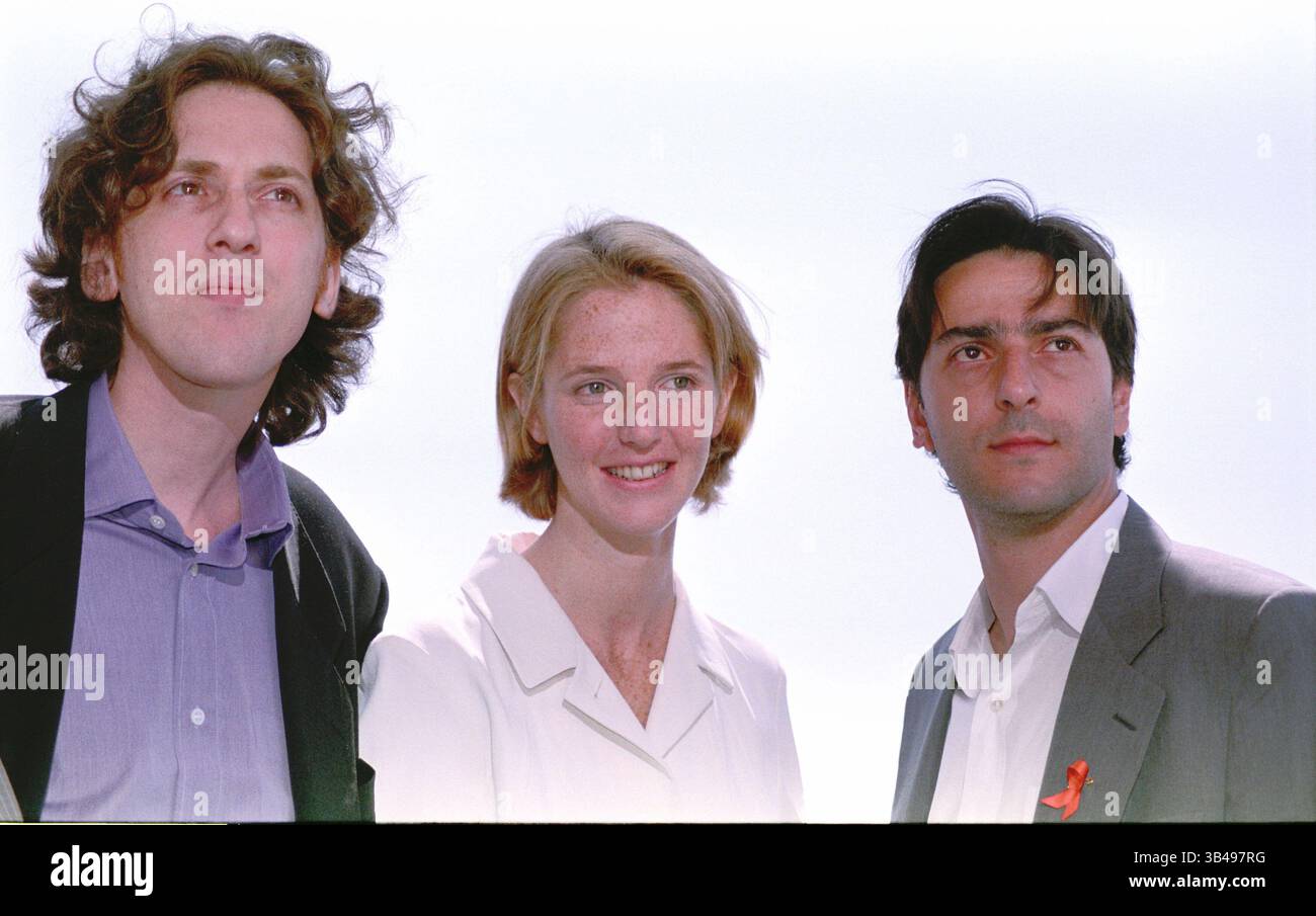 20 mai 1994 ; Cannes, France ; le réalisateur ERIC ROCHANT et les ...