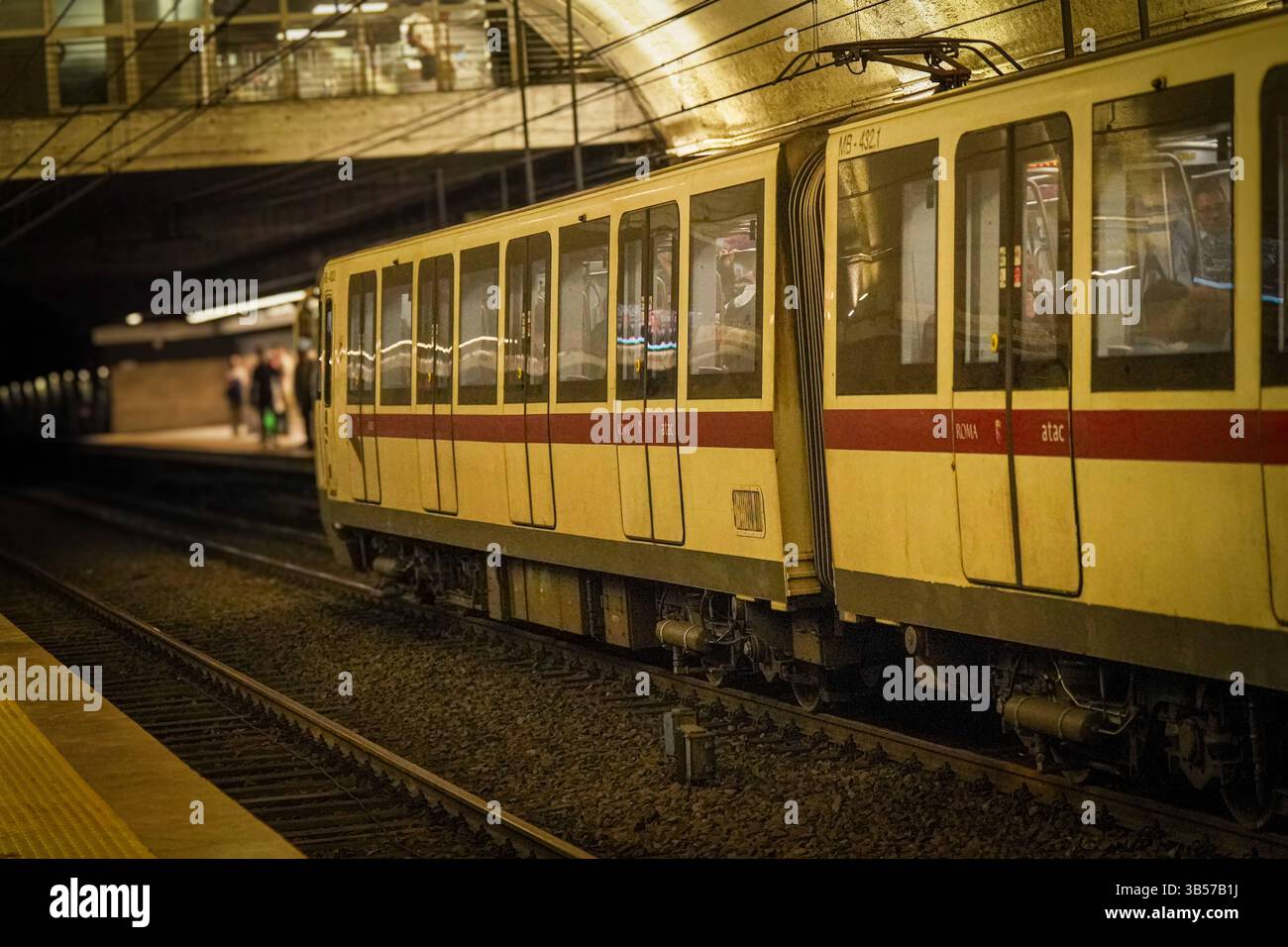 U-Bahnzug in der Metro Roma Linie A in römischem Tunnelbahnhof ROM ...