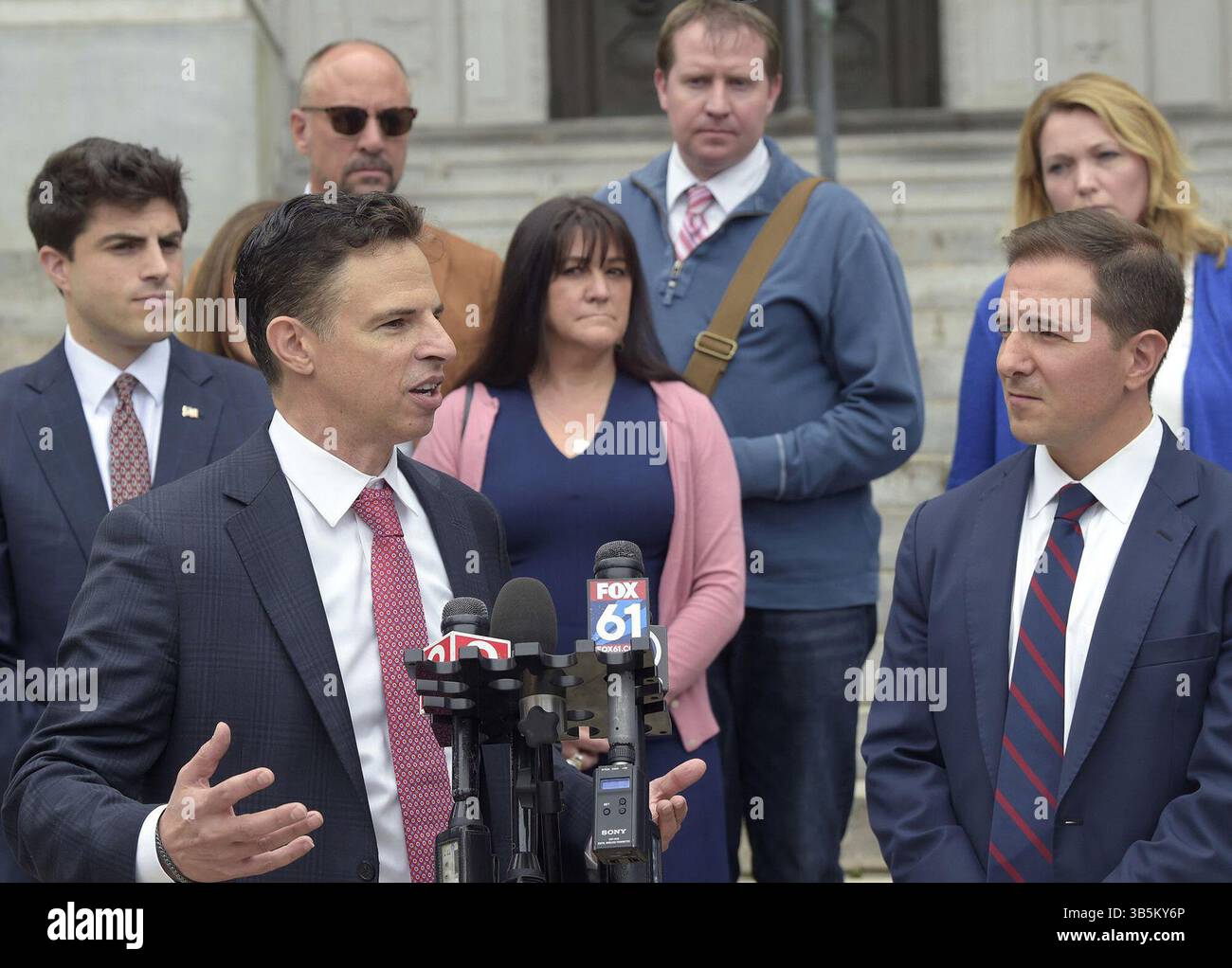 20 octobre 2021 : les avocats Josh Koskoff, avant gauche, et Chris ...
