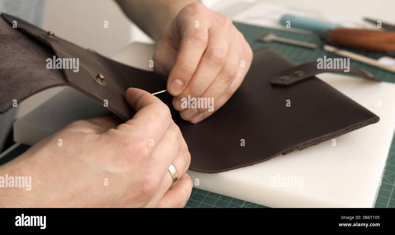Artisan coudre à la main la sangle à l'accessoire en cuir à la main ...