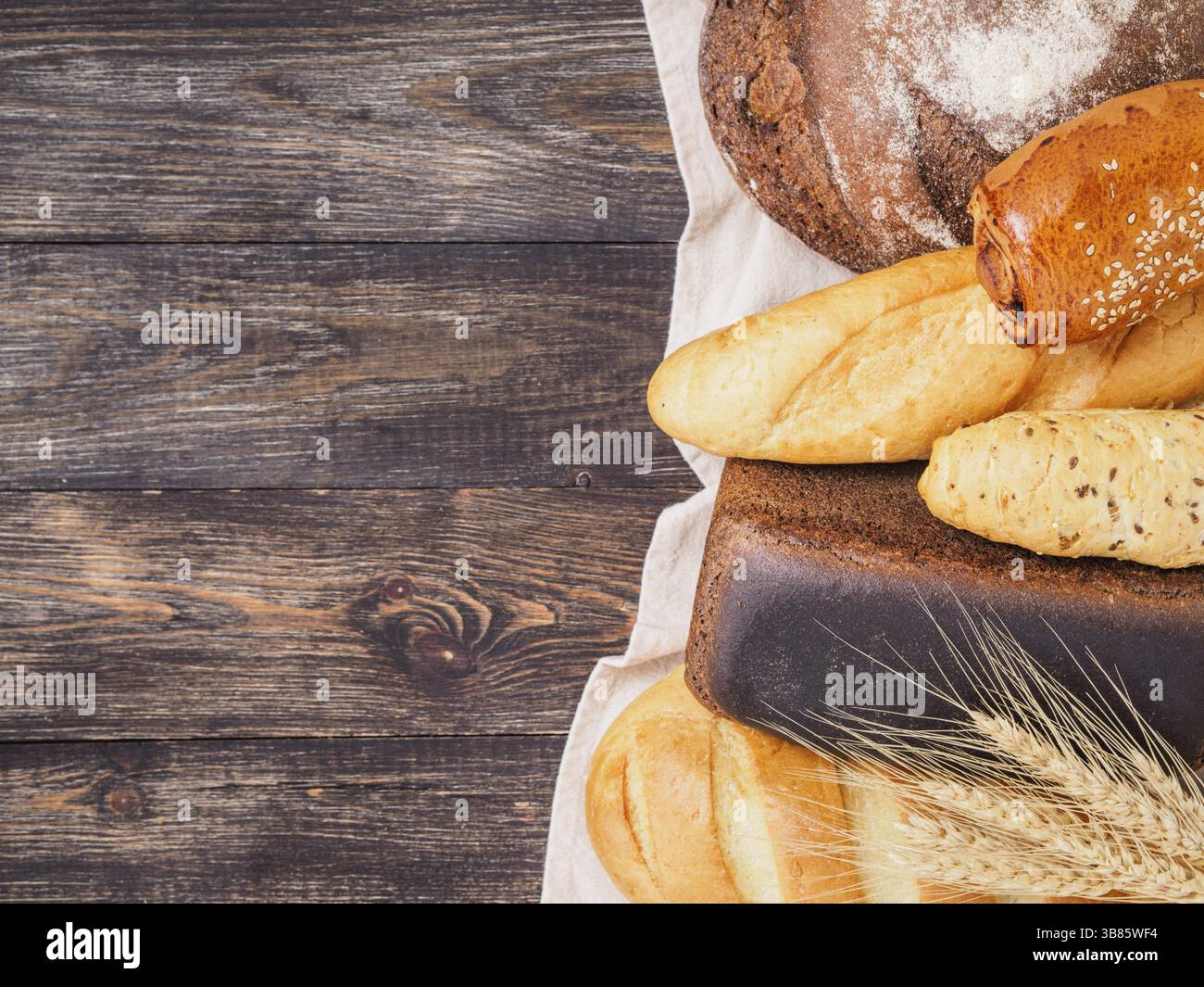 Assortiment différents types de pain. Pain de style rustique sur une ...