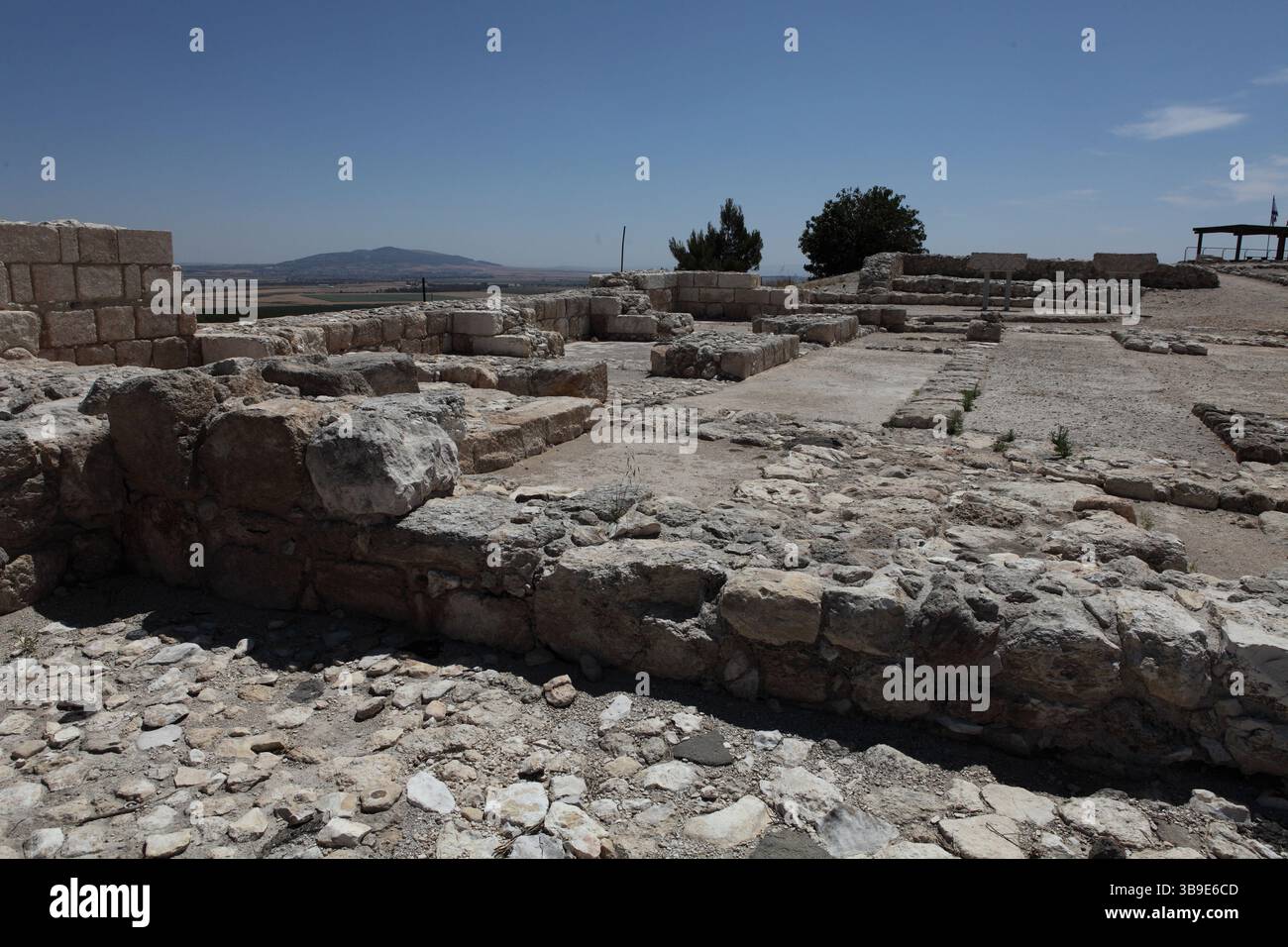 Tel Megiddo ou Armageddon, le palais du Nord en ruines et le mur ...