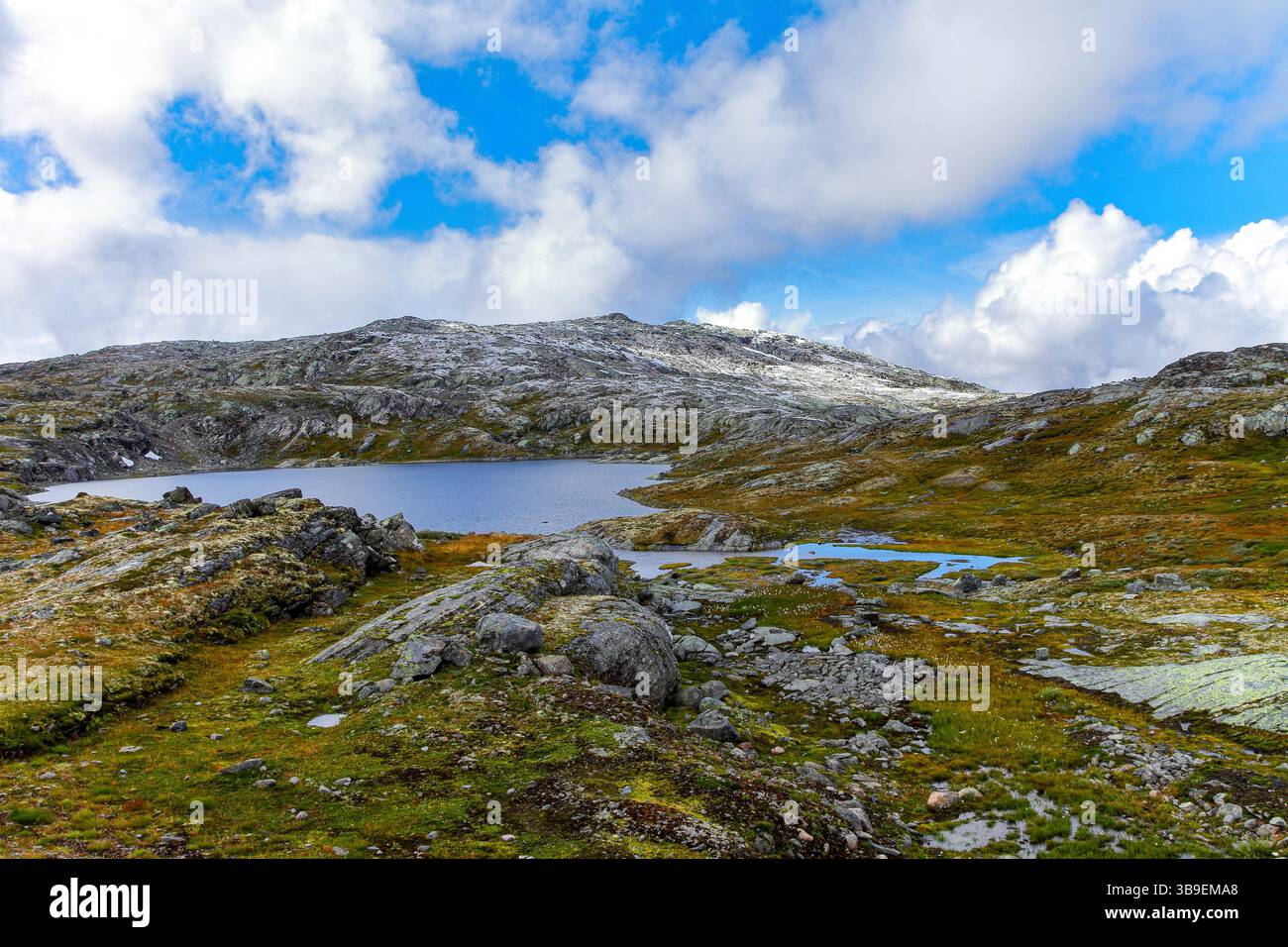 Fjell lake Banque de photographies et d’images à haute résolution - Alamy