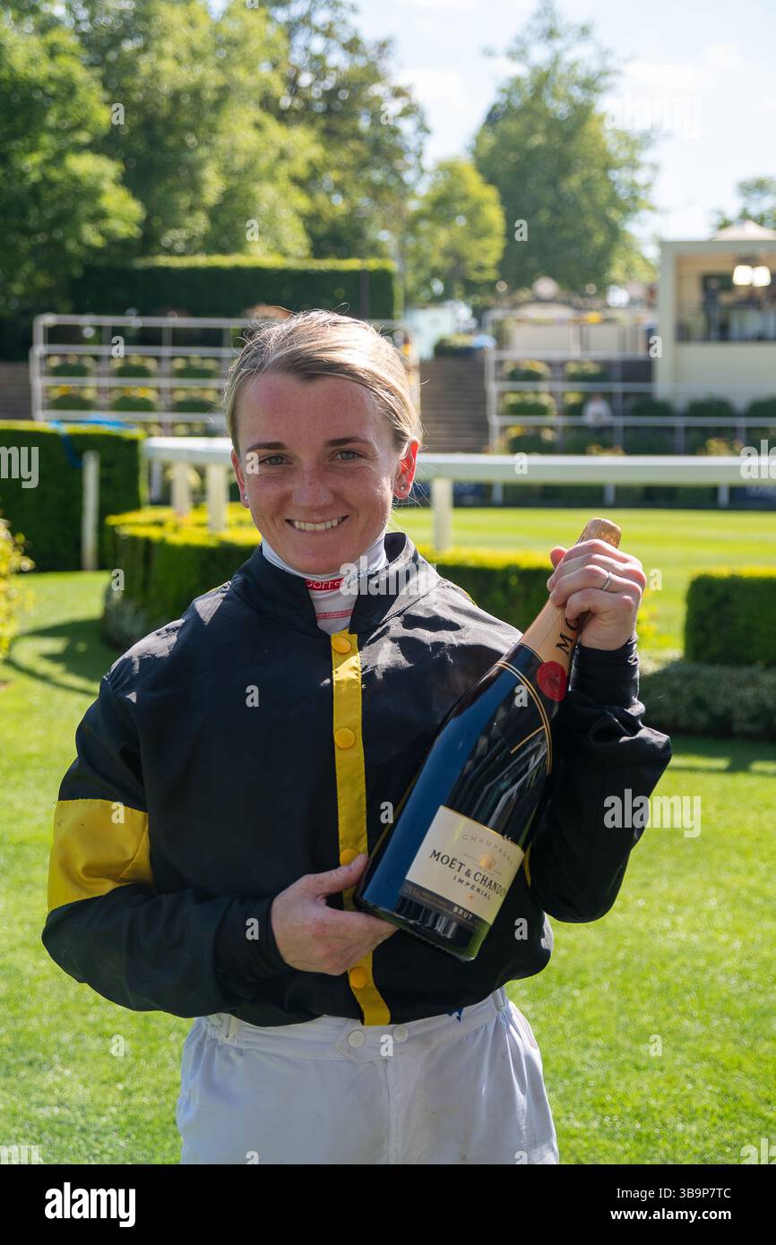 Ascot, Berkshire, Royaume-Uni. 10 mai 2025. La jockey Hollie Doyle est ...