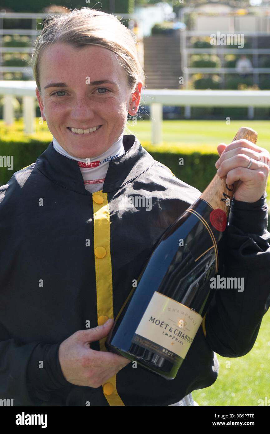 Ascot, Berkshire, Royaume-Uni. 10 mai 2025. La jockey Hollie Doyle est ...