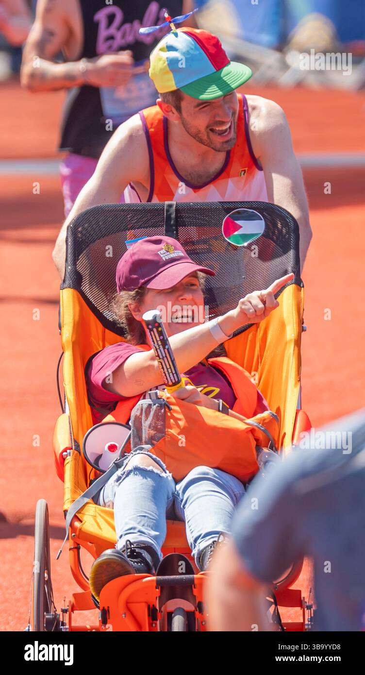 Les comédiens Rosie Jones et Ivo Graham franchissent la ligne d'arrivée ...