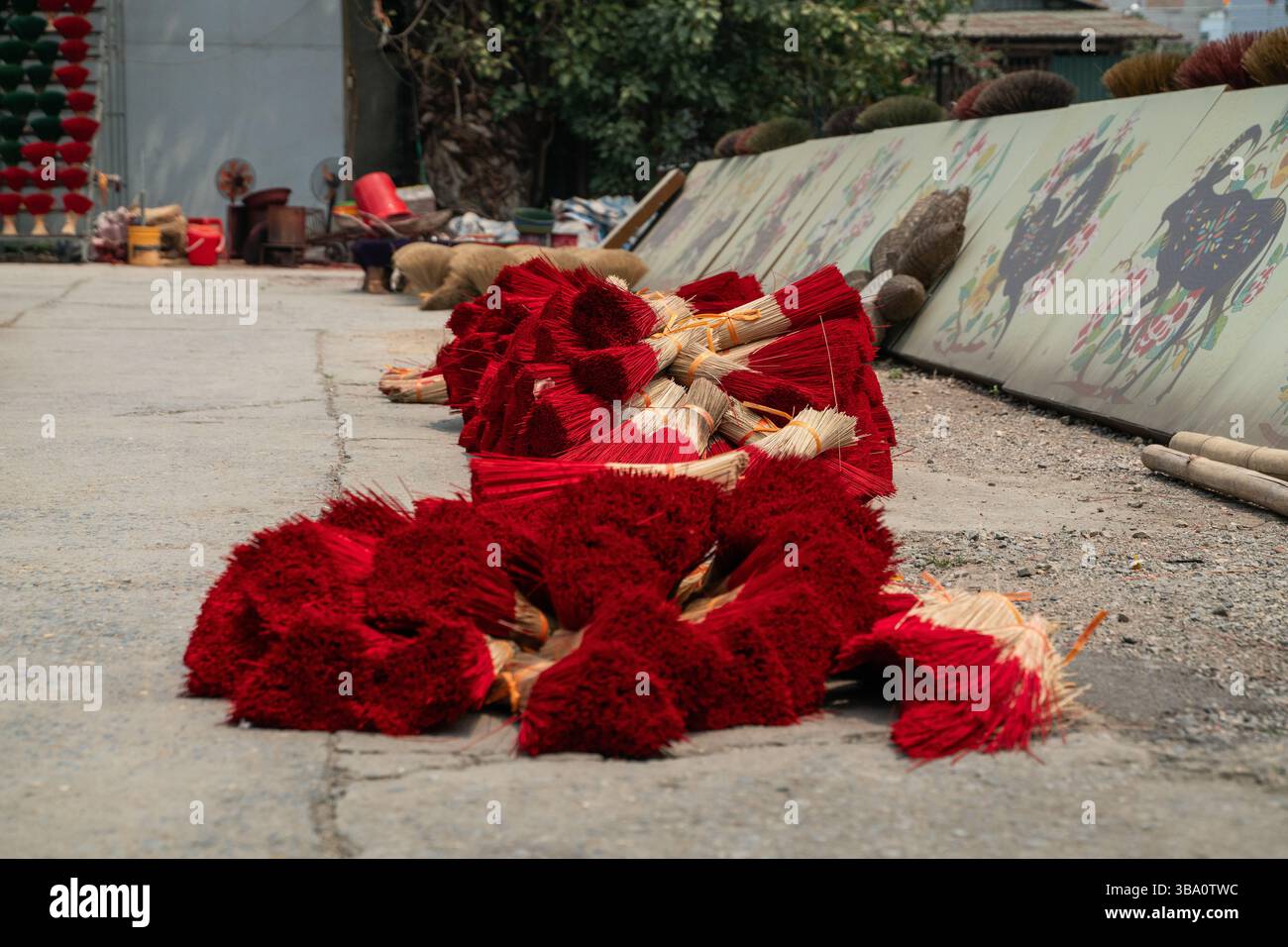 Quang Phu Cau, Vietnam. 23 mars 2025. Des ouvriers fabriquent des ...