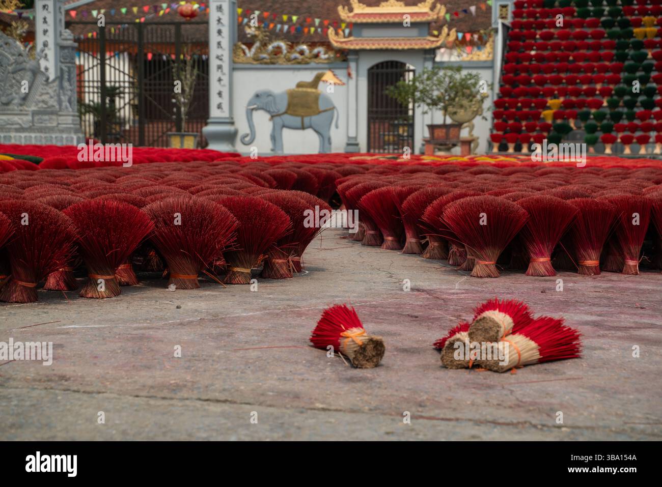 Quang Phu Cau, Vietnam. 23 mars 2025. Des ouvriers fabriquent des ...