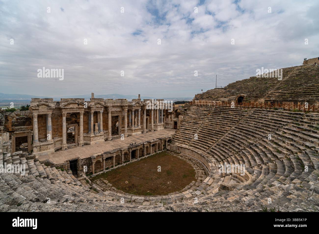 Le théâtre romain de Hiérapolis montre des sièges en pierre étagés et ...