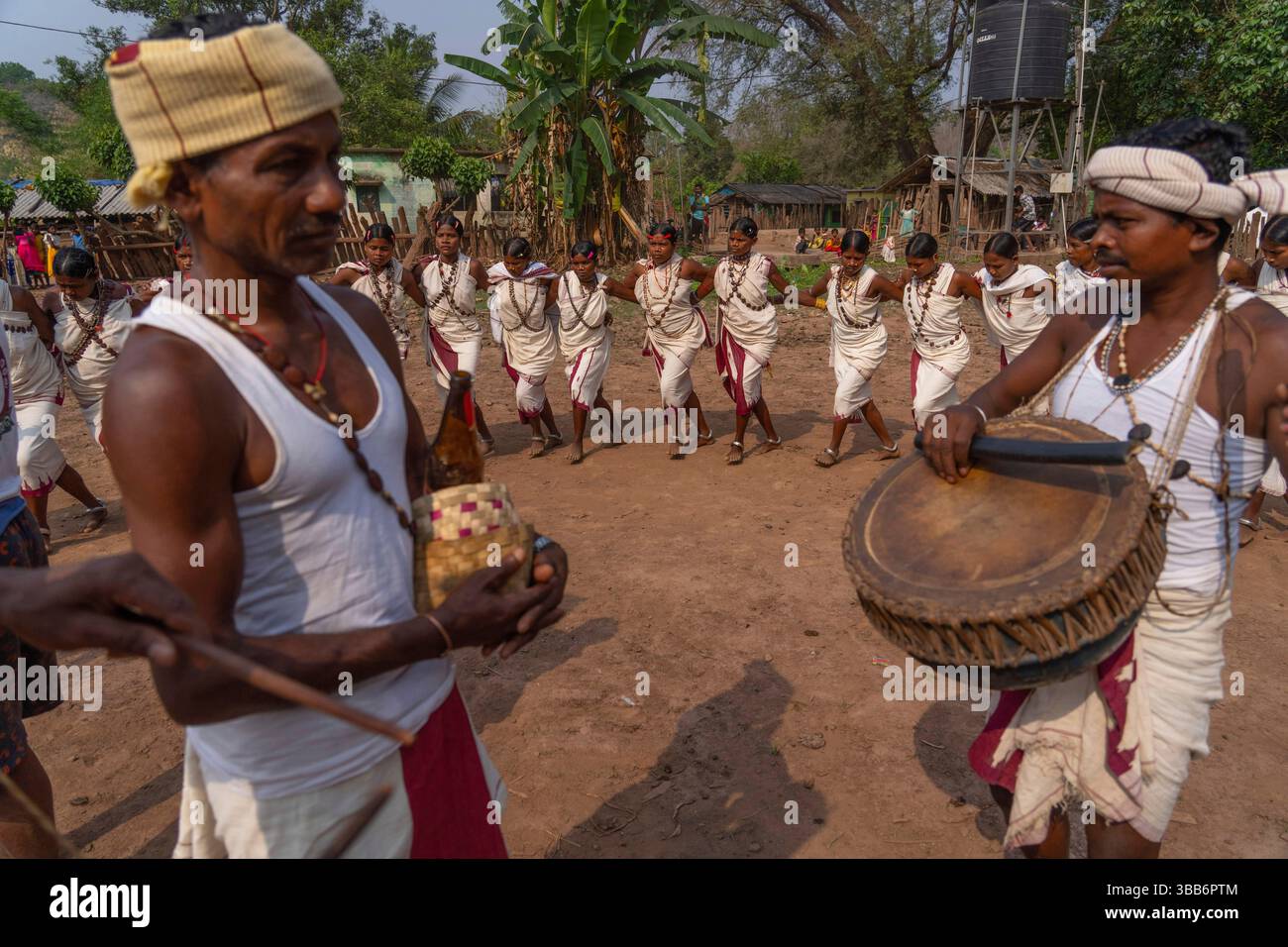 Members of the Durua tribe, part of India's Indigenous Adivasis ...