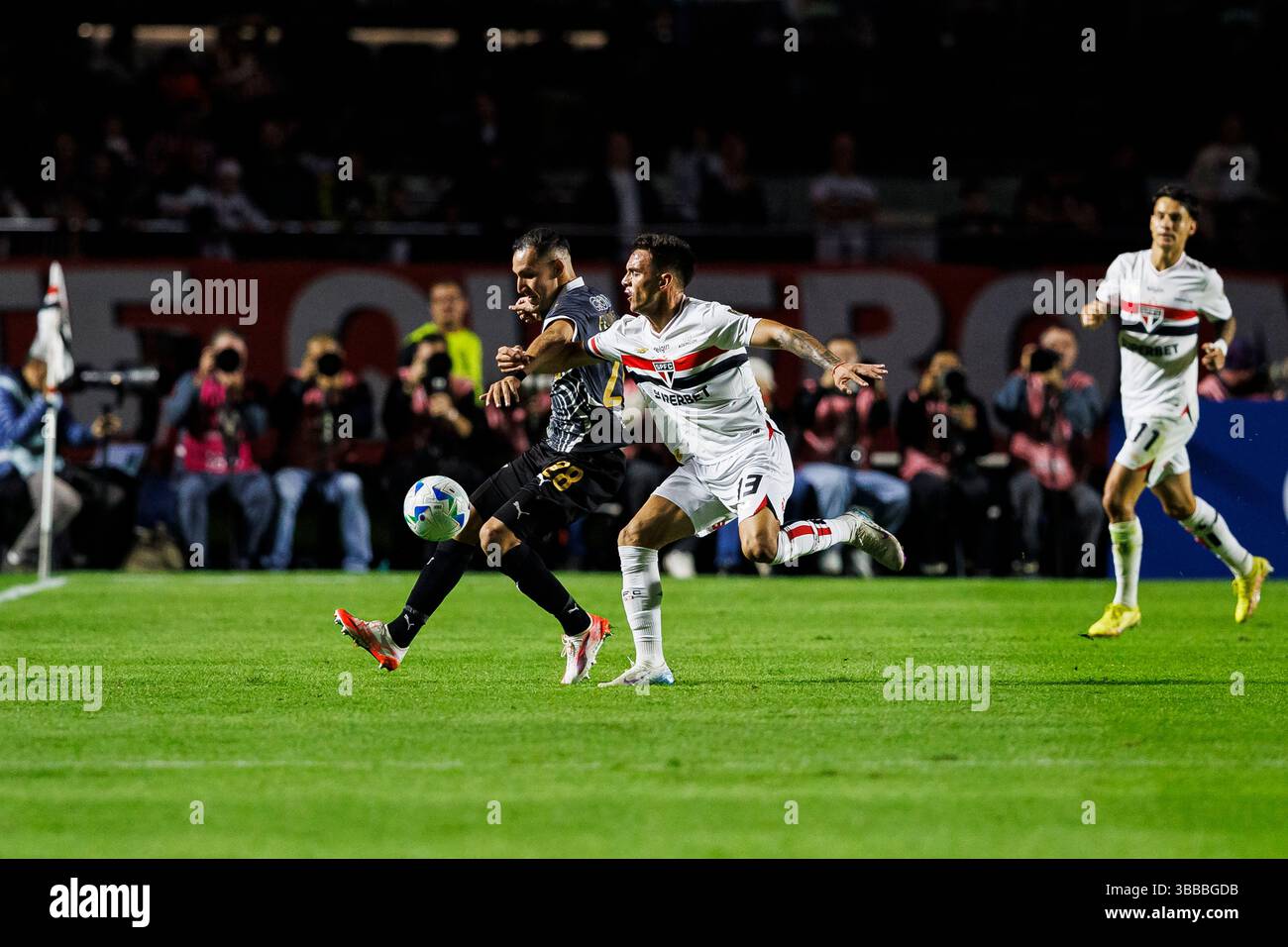 Enzo Diaz de Sao Paulo (d) combat pour le ballon avec Marcelo Fernandez ...